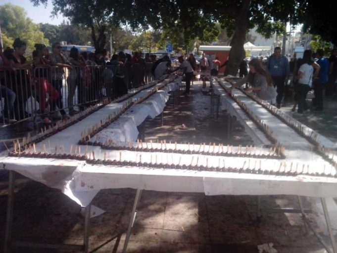 Longest Line of Cake Pops με 4.648 cake pops – GUINNESS WORLD RECORD ...